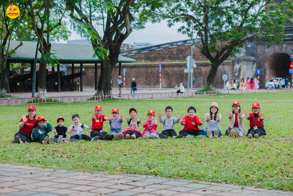 The Mom Tour - A Child's Trip with Mother Waiting - Amazing English Tour